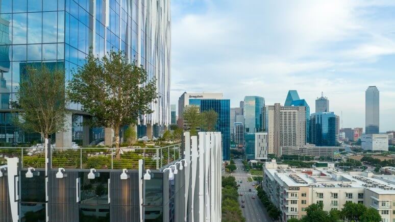 A Dynamic Façade Lights Up the Dallas Skyline | Corgan